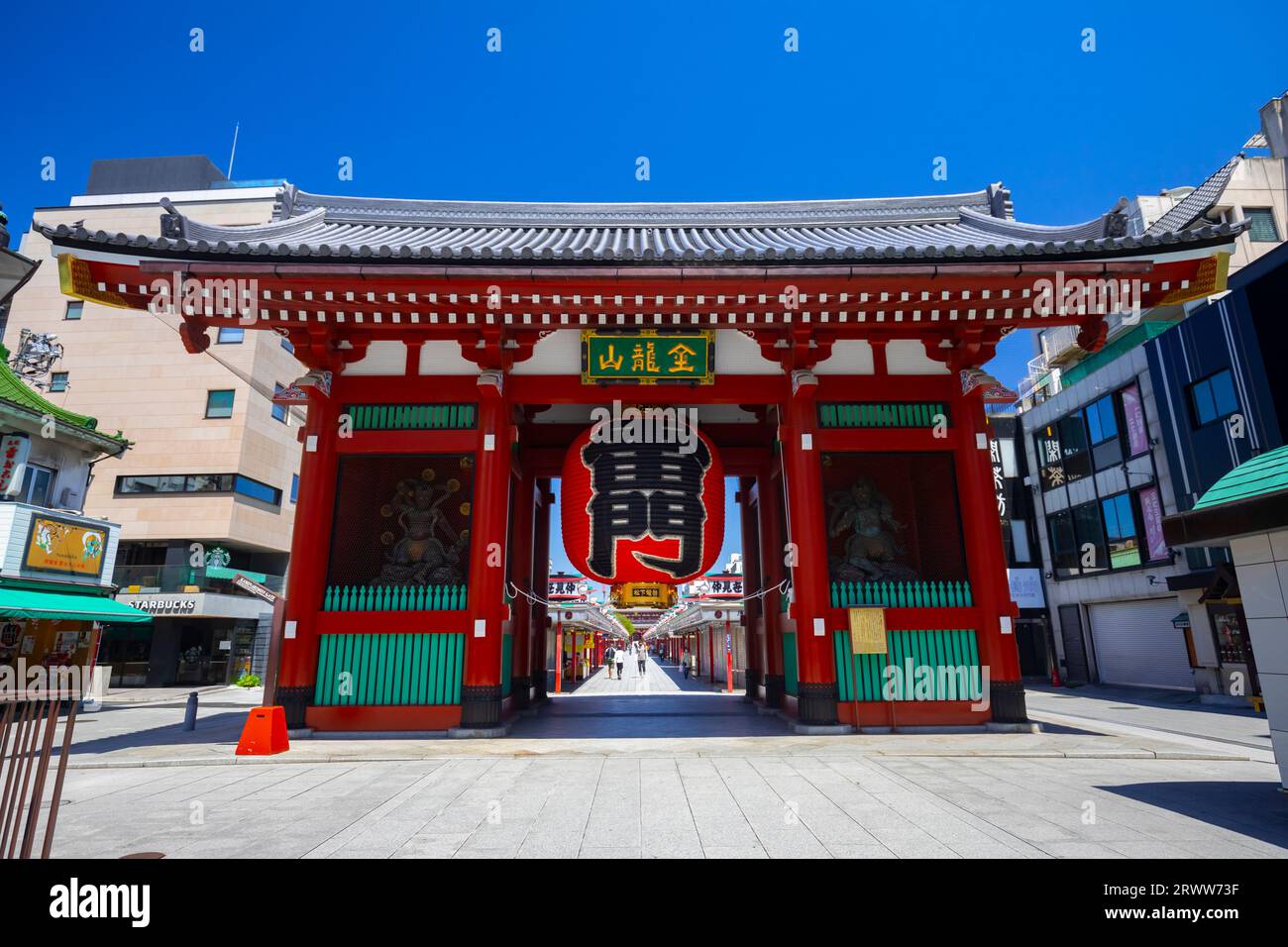 Senso-ji Temple Kaminarimon (Thunder Gate Stock Photo - Alamy