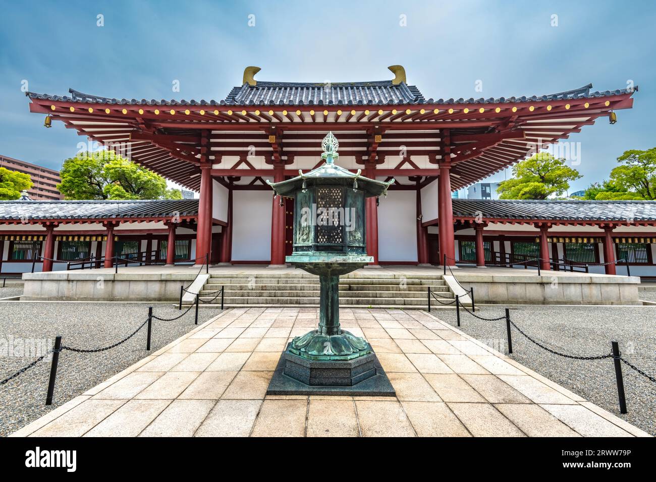 Shitennoji gate hi-res stock photography and images - Alamy