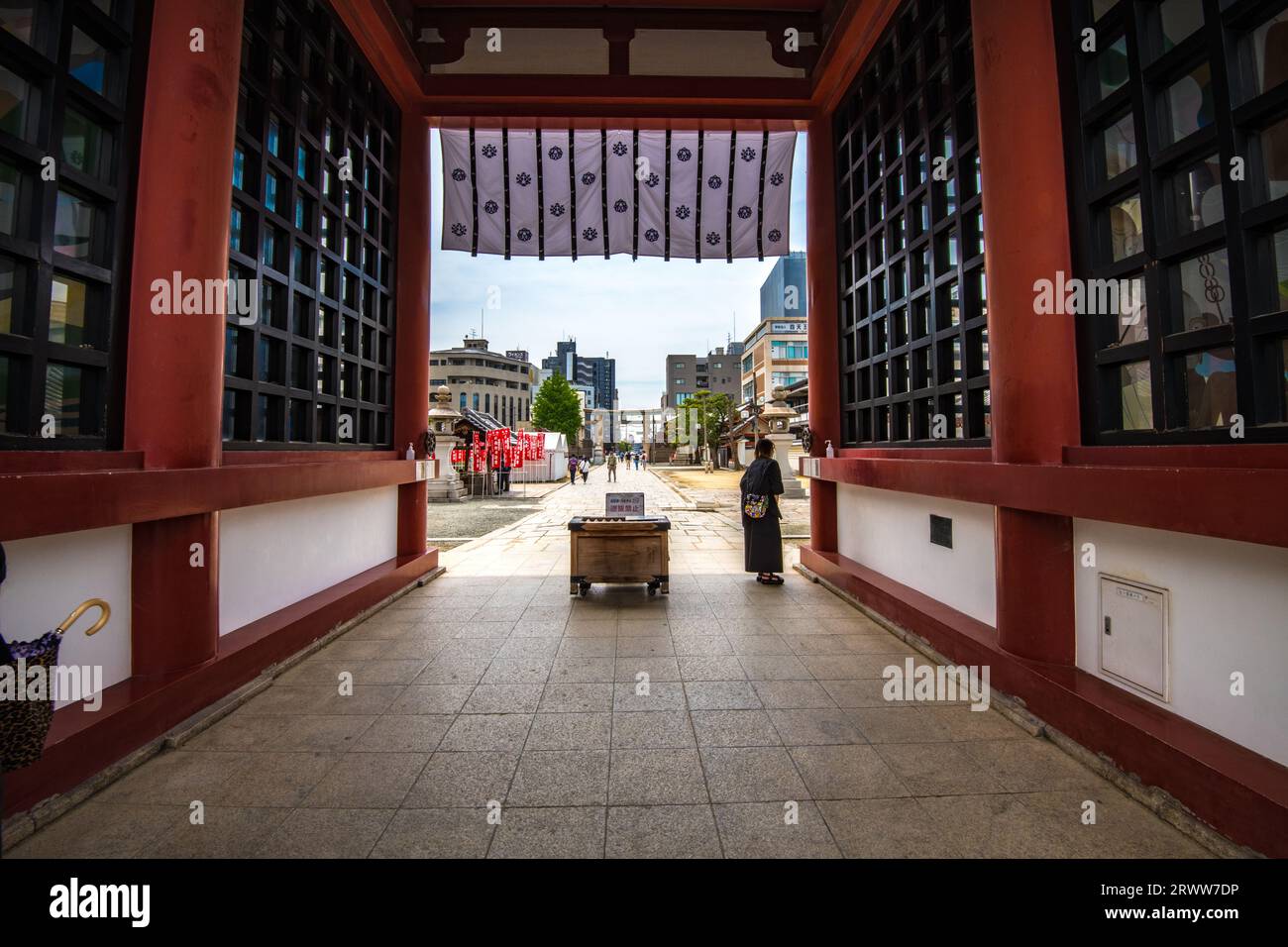 Shi-Tennoji Buddhist Temple / Gokuraku Mon ( Haven Gate Stock Photo - Alamy