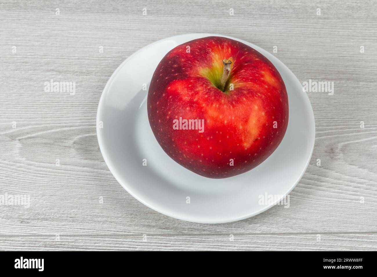 Red plate food above hi-res stock photography and images - Alamy