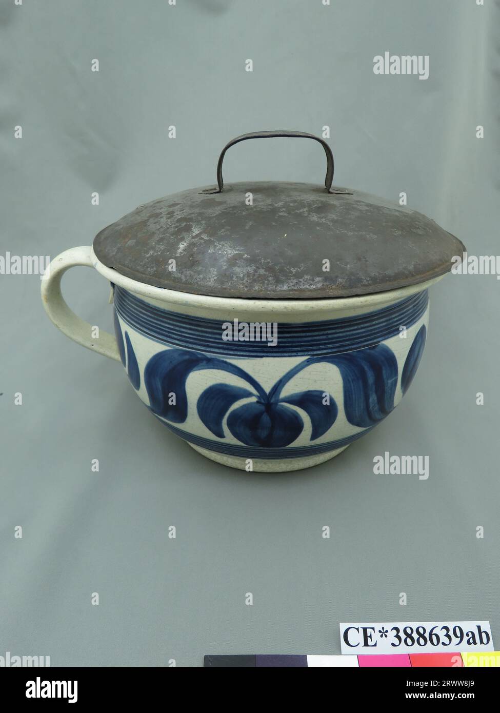 Old chamber pot hi-res stock photography and images - Alamy