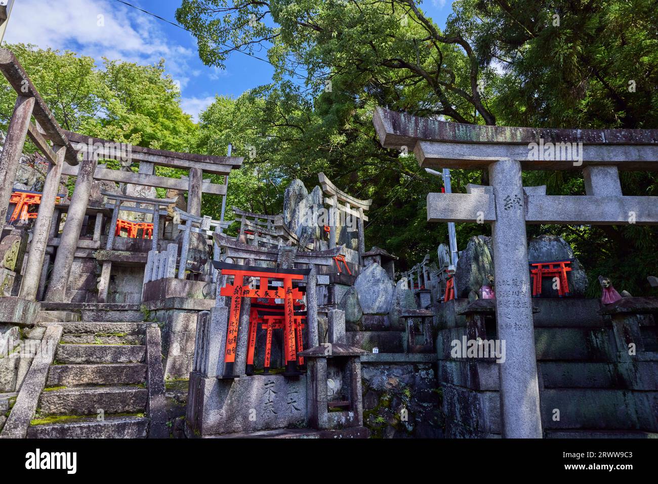 Mt inari and shrine hi-res stock photography and images - Alamy