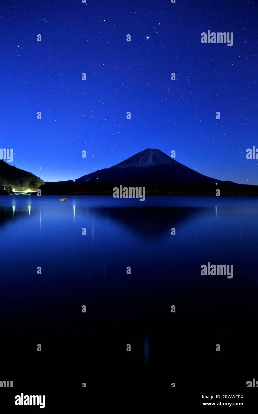 Lake Shojin at dawn and Mt. Fuji Stock Photo - Alamy