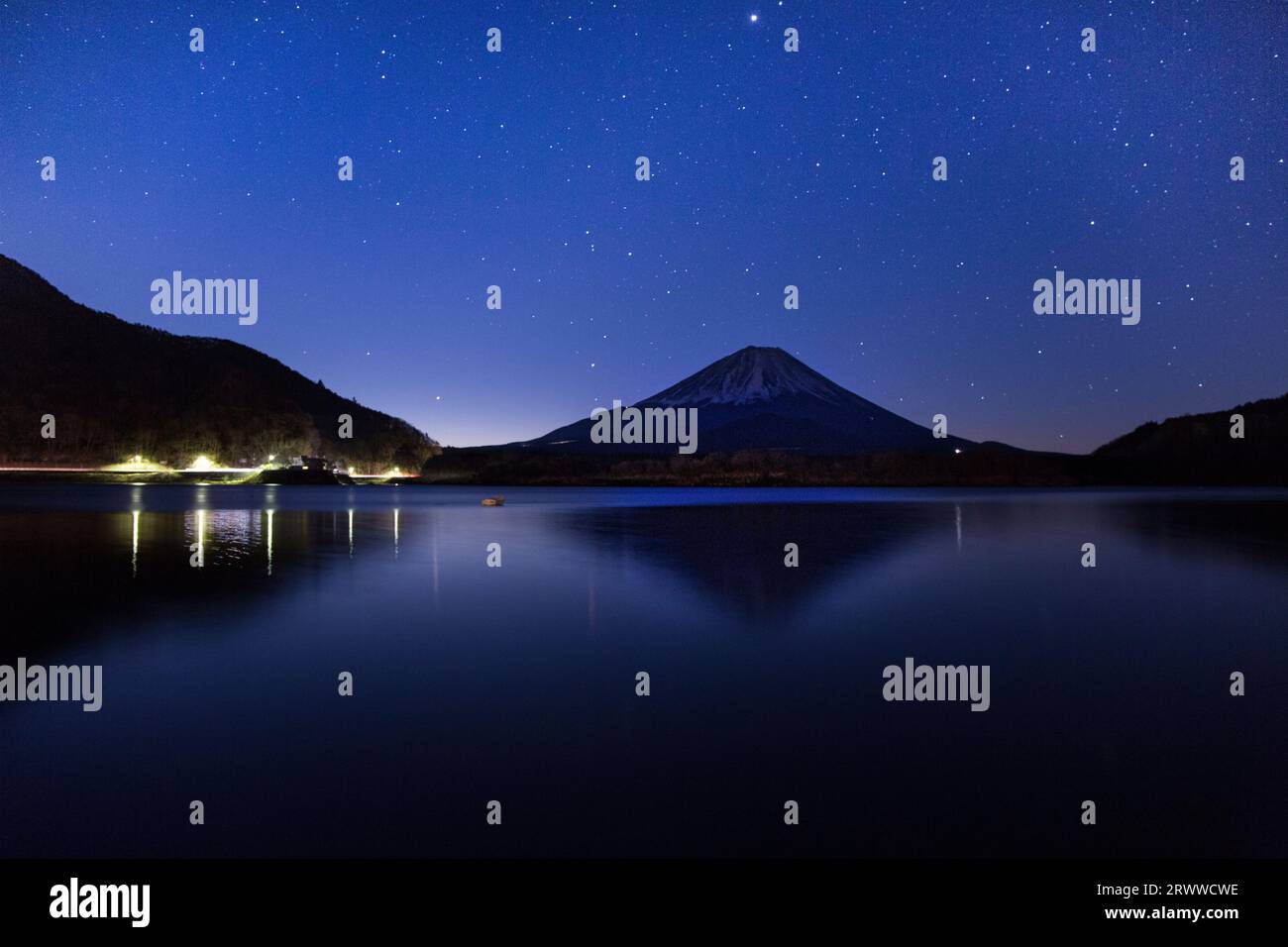 Lake Shojin at dawn and Mt. Fuji Stock Photo - Alamy
