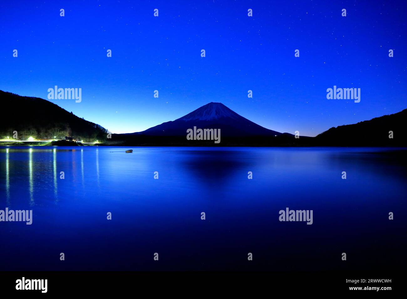 Lake Shojin at dawn and Mt. Fuji Stock Photo - Alamy
