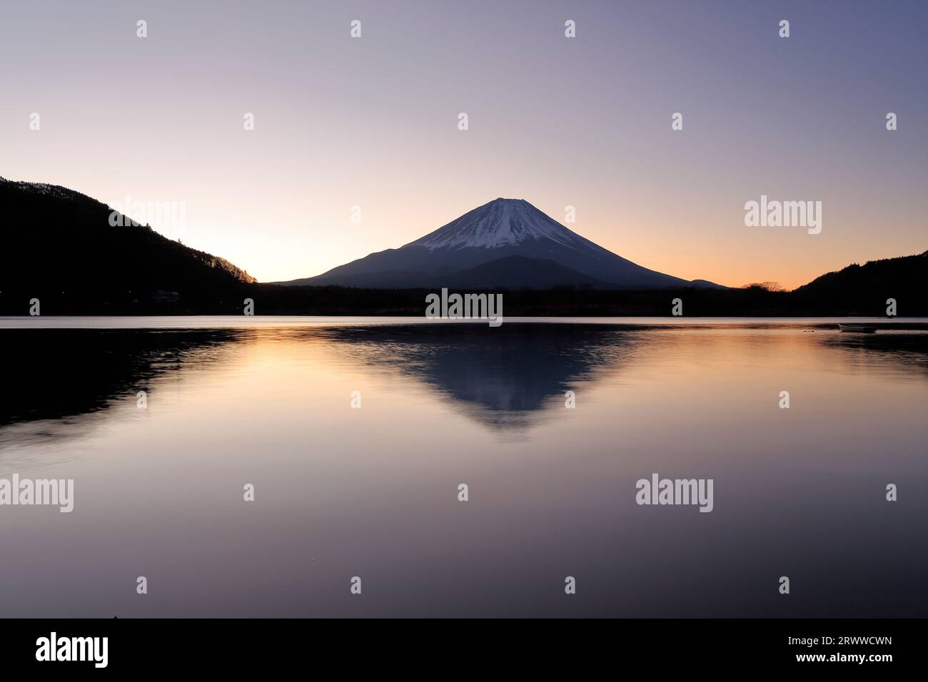 Lake Shojin at dawn and Mt. Fuji Stock Photo - Alamy