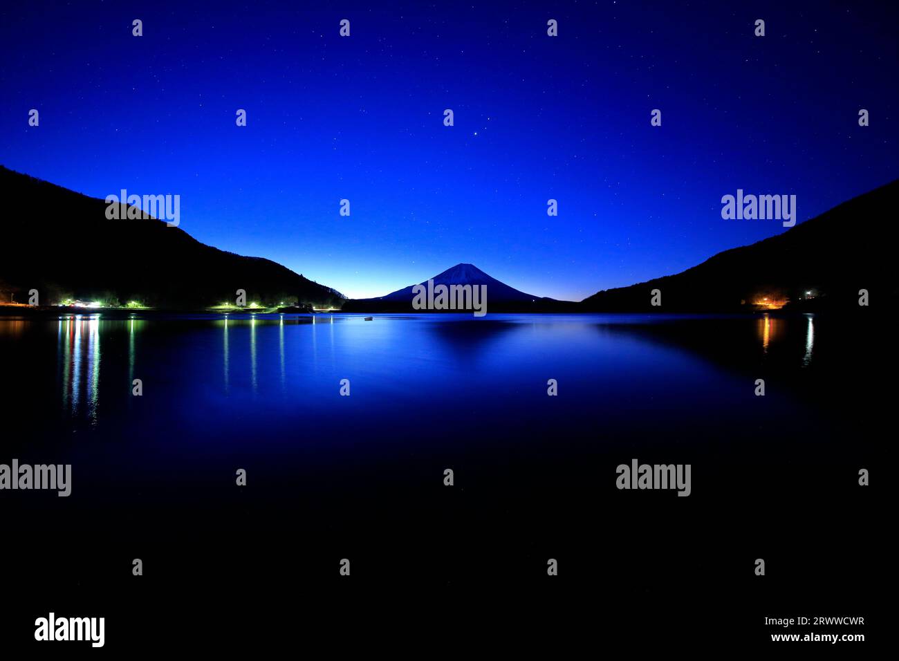 Lake Shojin at dawn and Mt. Fuji Stock Photo - Alamy