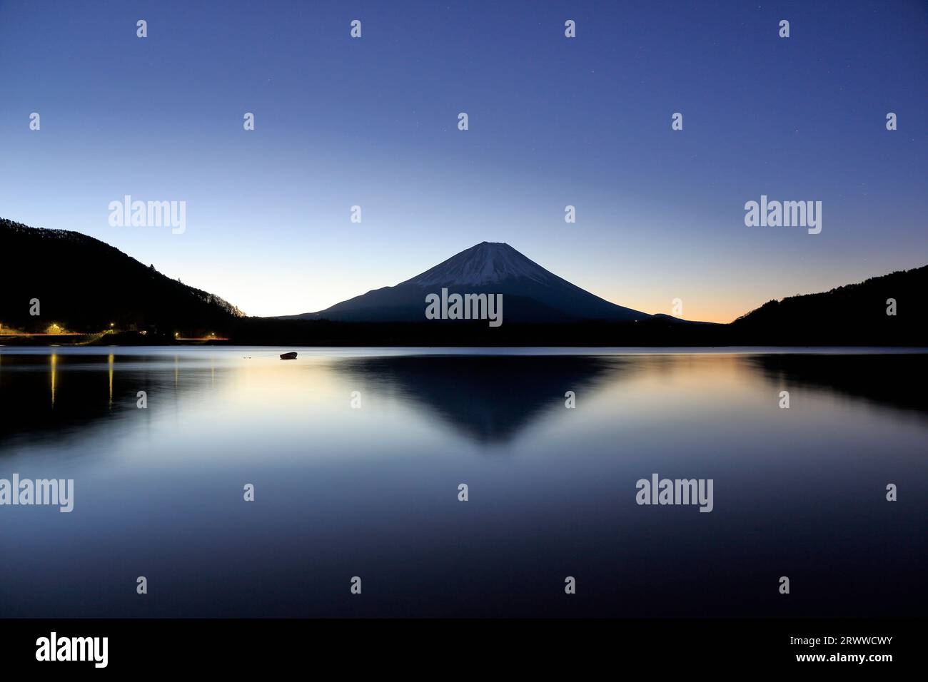 Lake Shojin at dawn and Mt. Fuji Stock Photo - Alamy