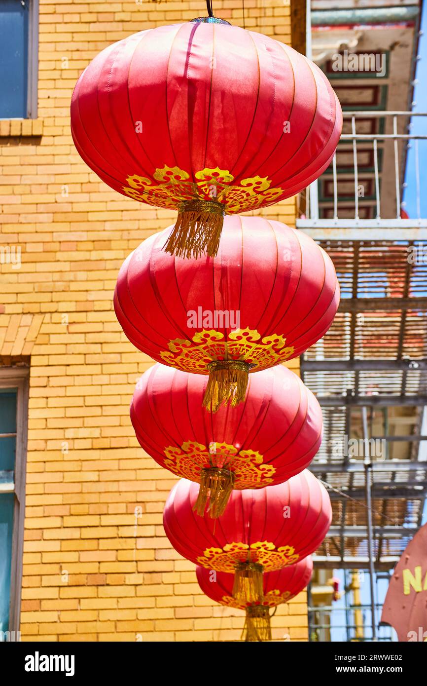 Red lanterns chinatown hi-res stock photography and images - Alamy