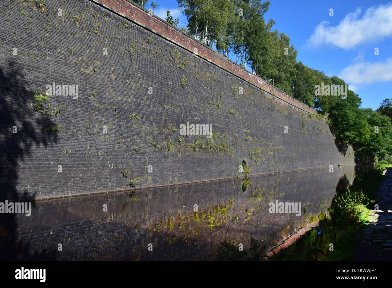 The Great Wall of Todmorden, Rochdale Canal, Todmorden, Calderdale ...