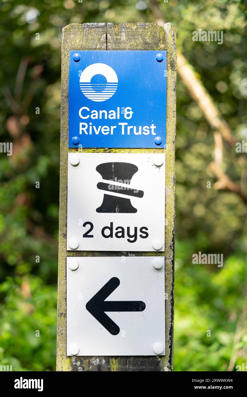 Canal & River Trust 2 days stay sign Stock Photo - Alamy