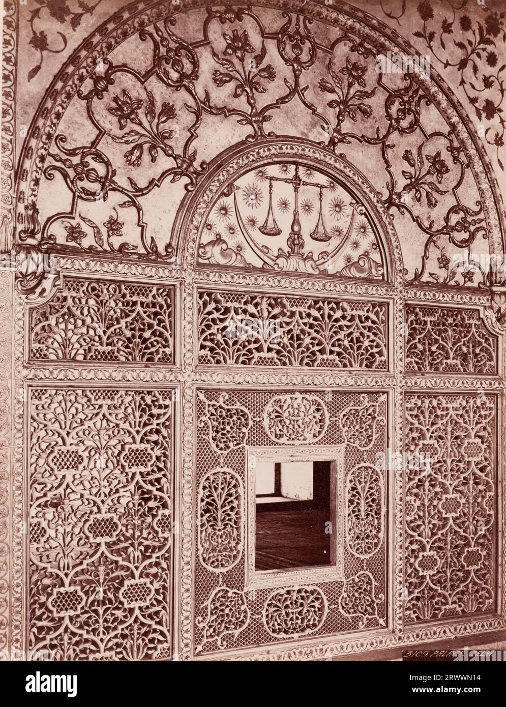 Carved marble filigree screen in the Khas Mahal within the Red Fort ...