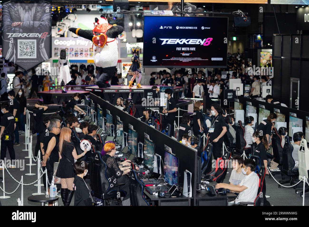 (230921) -- TOKYO, Sept. 21, 2023 (Xinhua) -- People try games from ...