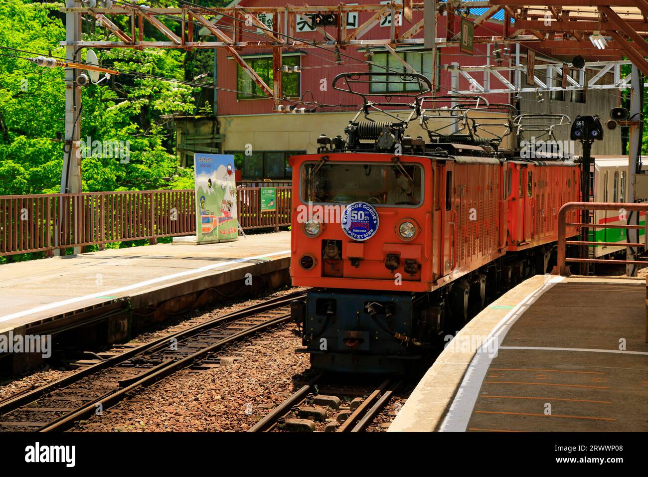 Kanezuri Station and the trolley car of Kurobe Gorge Railway, Toyama ...