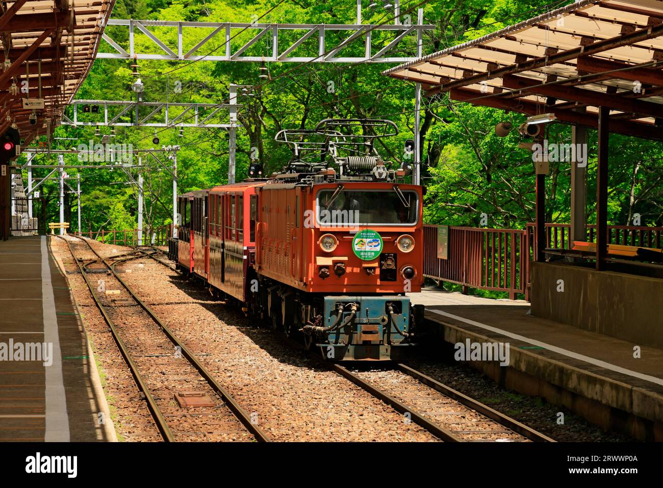 Kanezuri Station and the trolley car of Kurobe Gorge Railway, Toyama ...