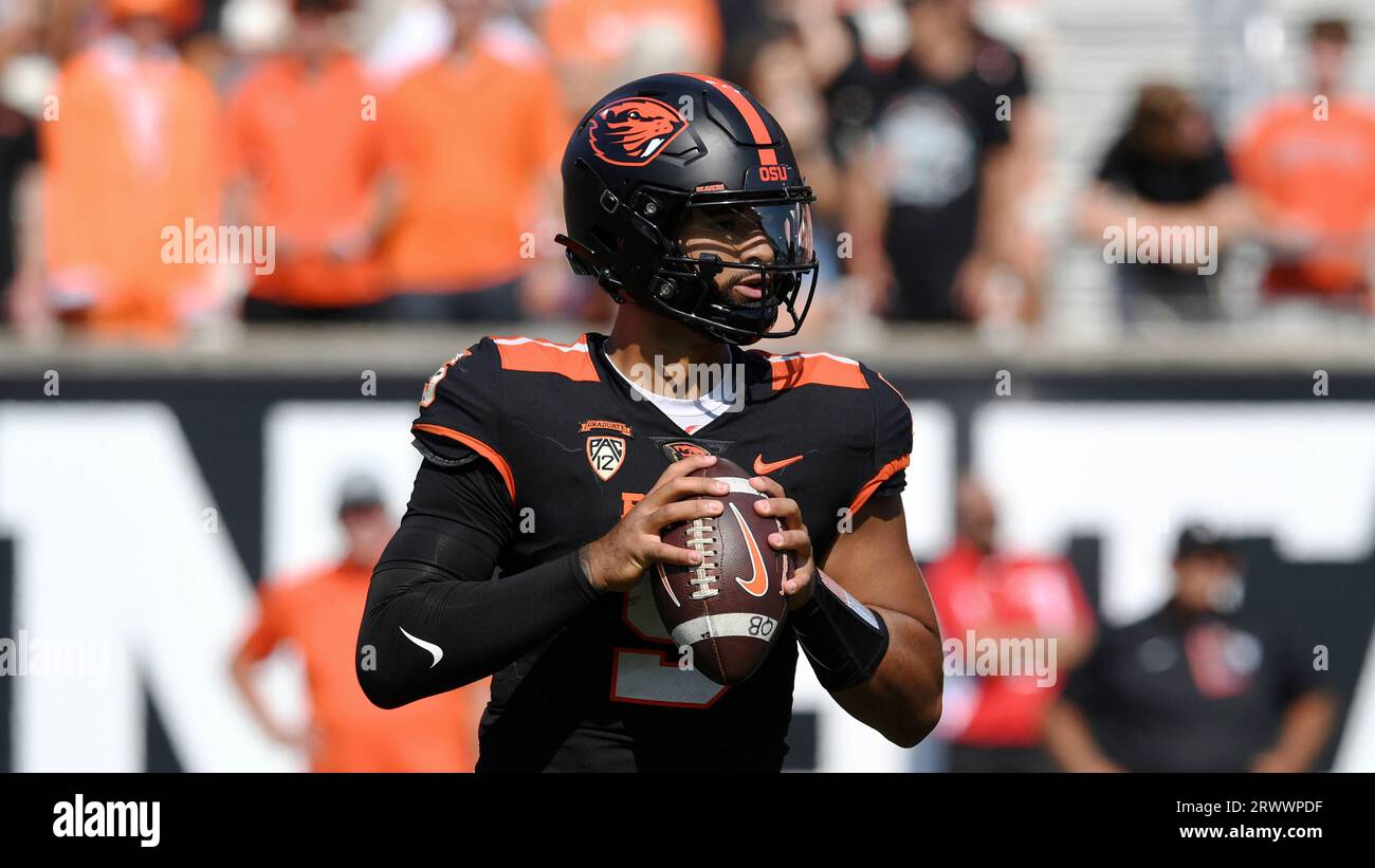 Oregon State quarterback DJ Uiagalelei (5) drops back to pass during ...