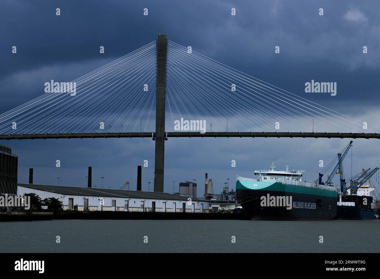 Talmadge Memorial Bridge arching over the Savannah River in Savannah ...