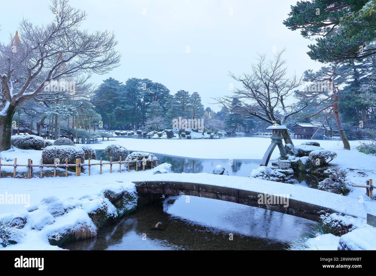 Snow-covered Kasumigaike Pond and Niji Bridge at Kanazawa Kenrokuen Garden Stock Photo - Alamy