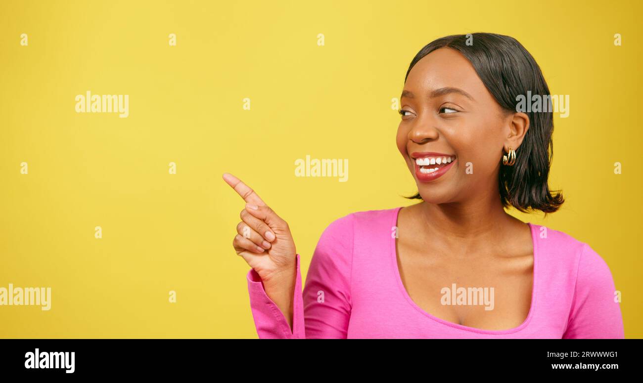 Beautiful black woman pointing left hi-res stock photography and images - Alamy