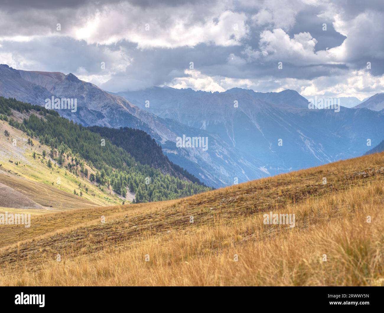 Trekking sulle Alpi Stock Photo - Alamy