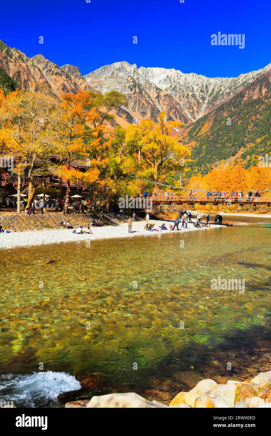 Snow on Kappa-bashi Bridge and the Hotaka mountain range in the clear ...