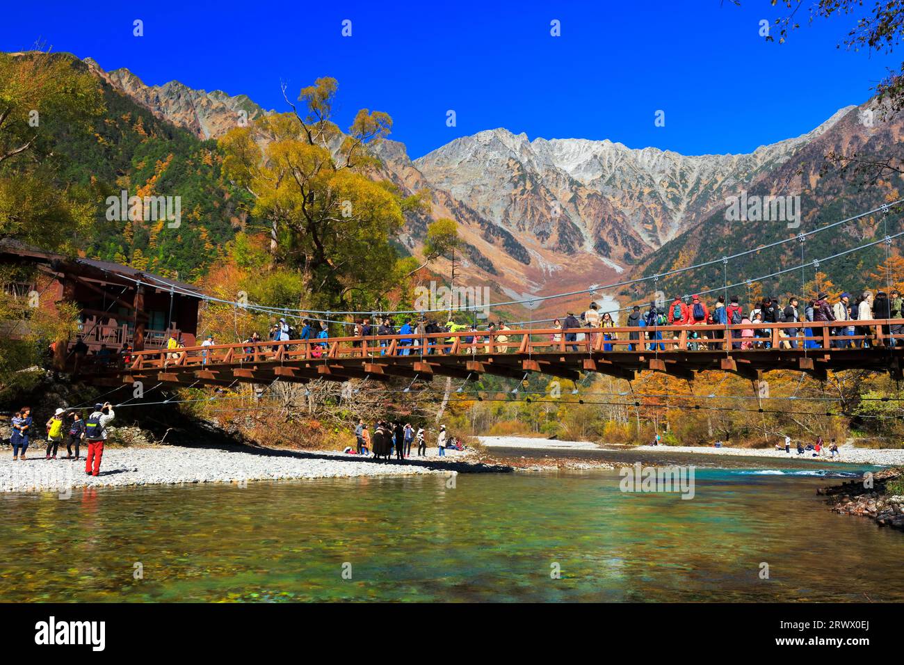 Snow on Kappa-bashi Bridge and the Hotaka mountain range in the clear ...