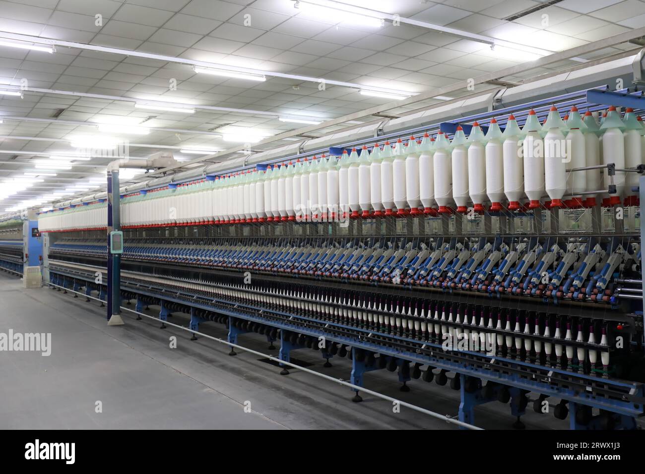 The mechanical equipment of the spinning production line is in ...