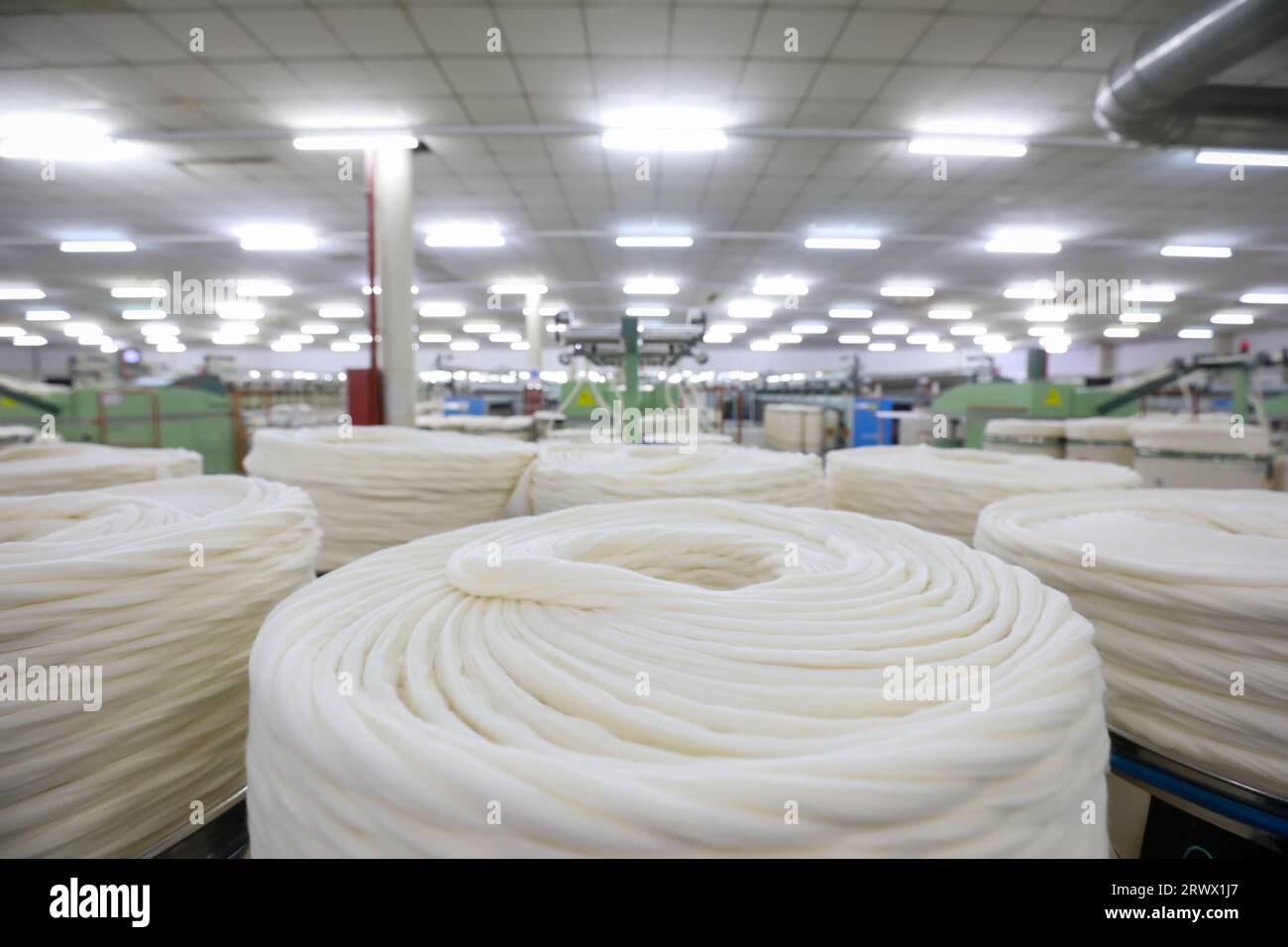 The mechanical equipment of the spinning production line is in ...