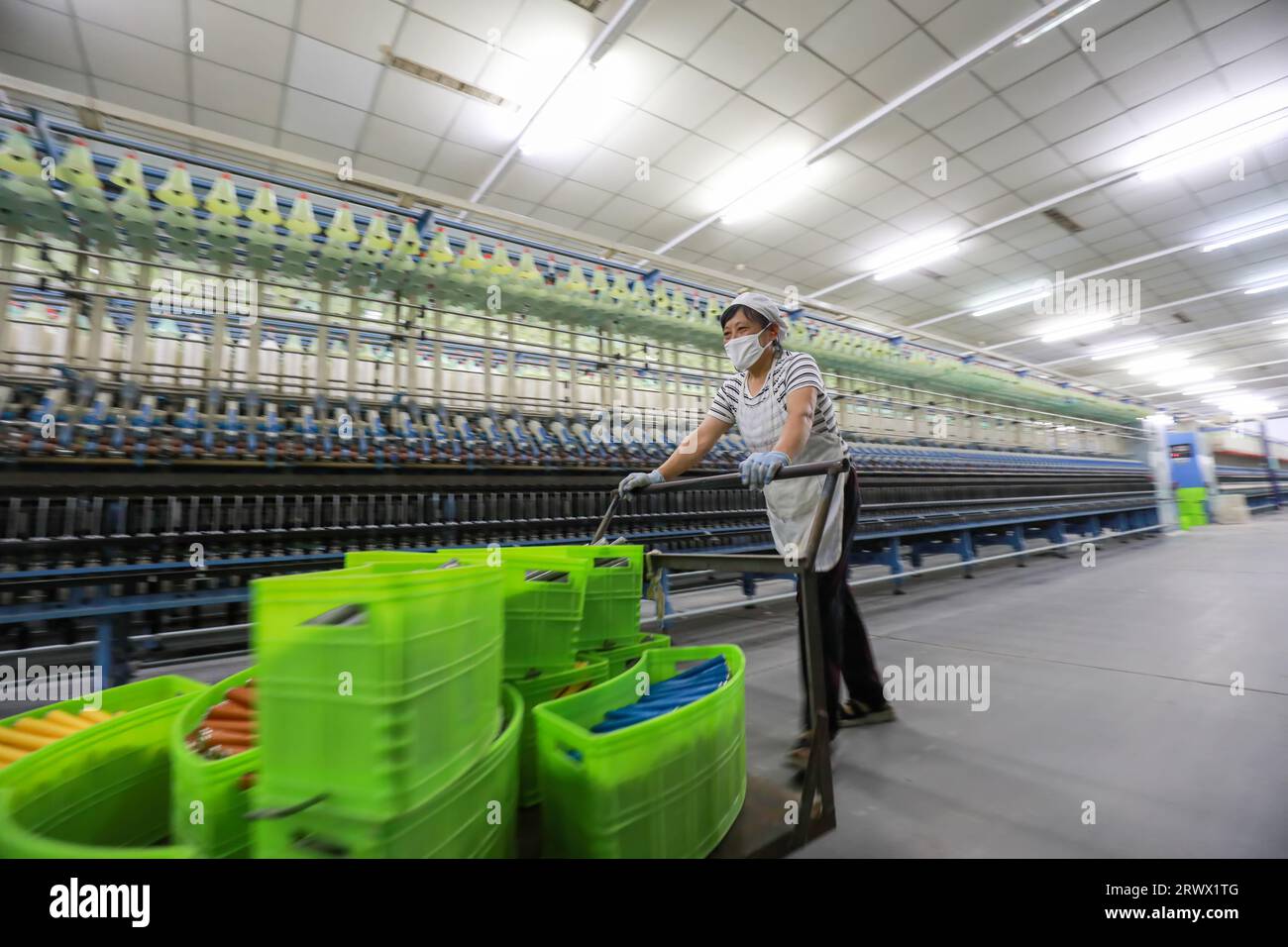 Female factory worker china hi-res stock photography and images - Alamy