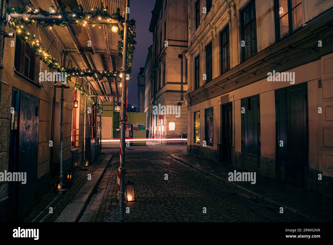 Empty alley buildings night alley hi-res stock photography and images ...