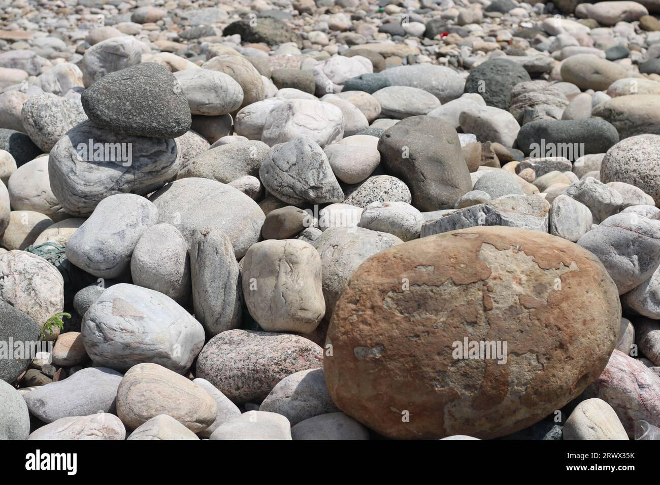 River stones landscaping hi-res stock photography and images - Alamy