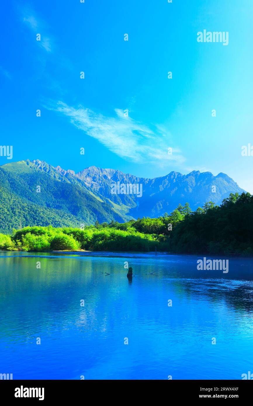 Summer in Kamikochi Taisho Pond and the Hotaka mountain range Stock ...
