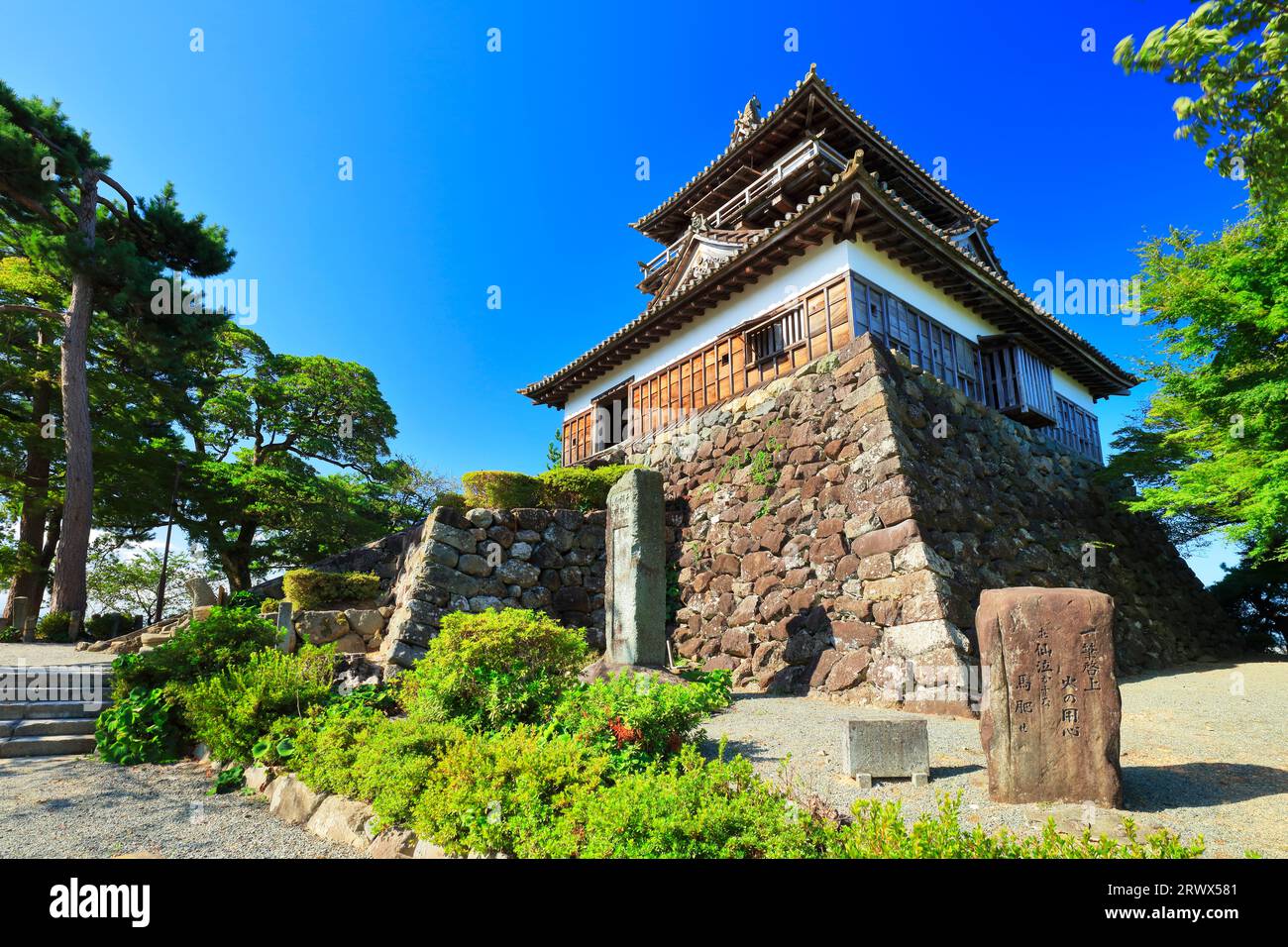Hokuriku: Maruoka Castle Keep and Monument of One-Stroke Inspiration ...