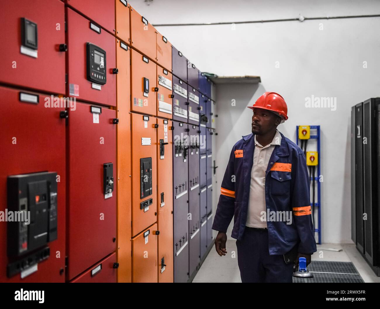 (230921) -- GABORONE, Sept. 21, 2023 (Xinhua) -- A worker checks ...