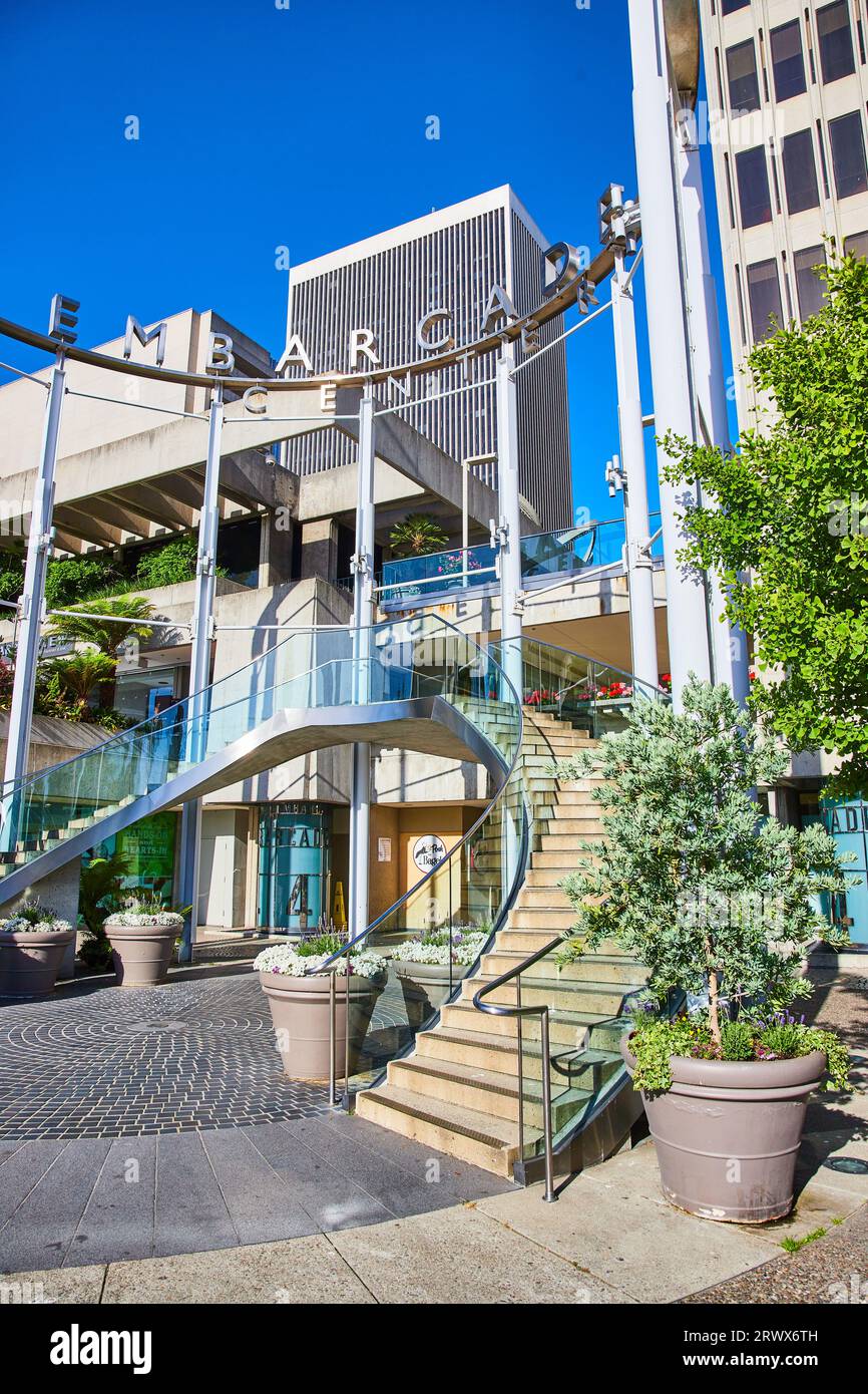 Symmetrical center hi-res stock photography and images - Alamy