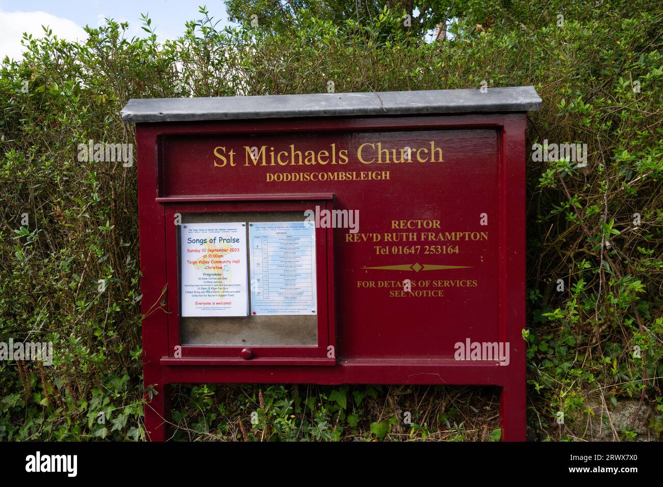 DODDISCOMBSLEIGH ST.MICHAELS CHURCH DEVON DARTMOOR Stock Photo - Alamy