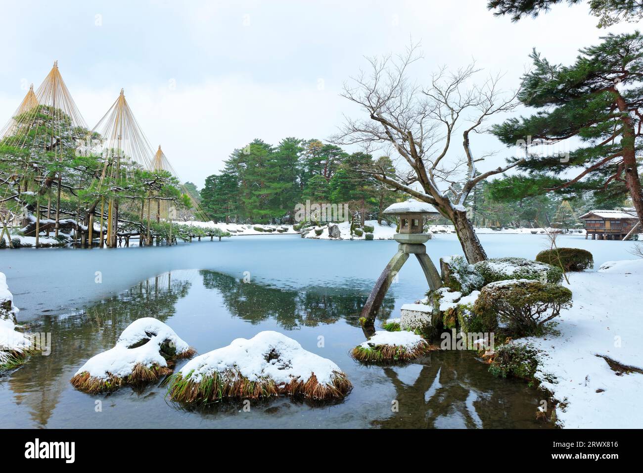 Snowy landscape in Kenrokuen Garden, Hokuriku-Kanazawa Stock Photo - Alamy