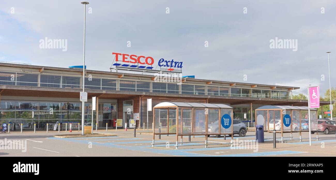 Tesco extra supermarket store car hi-res stock photography and images ...