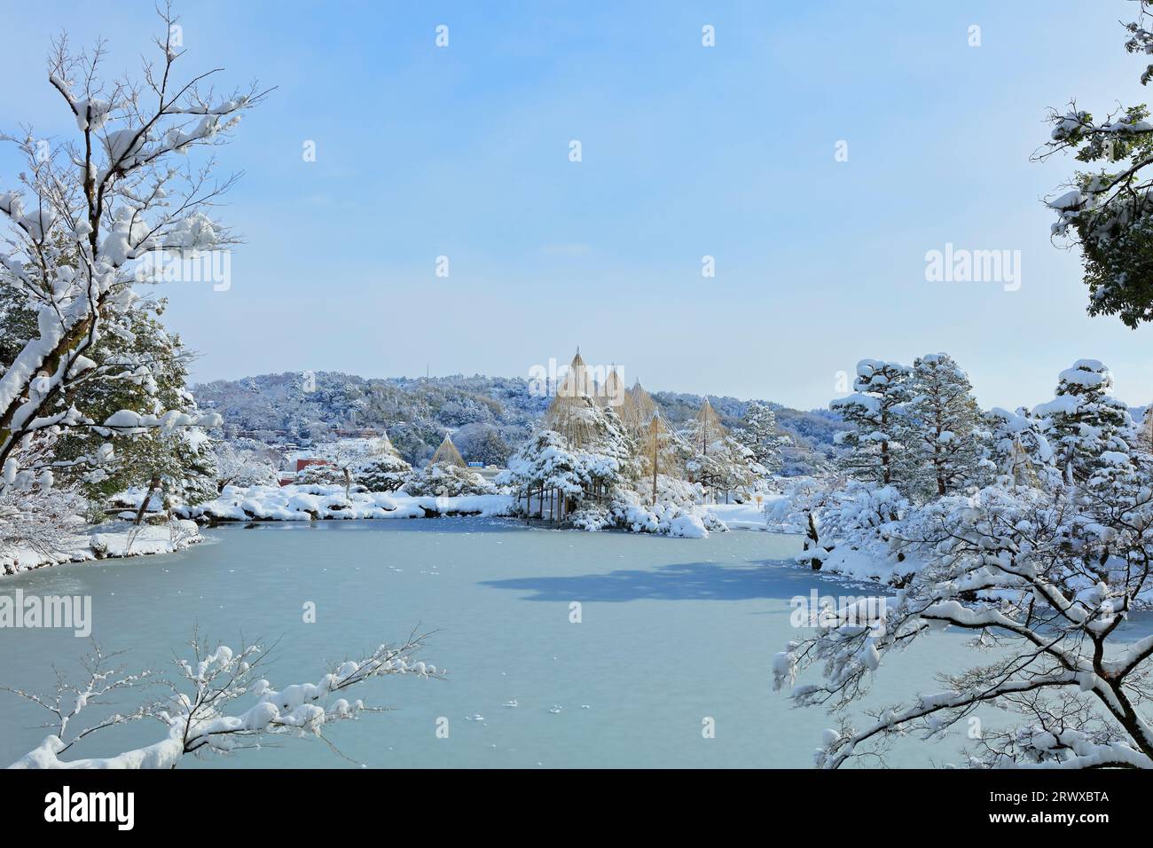 Snow in Kenrokuen Garden, Kanazawa, Hokuriku in winter Stock Photo - Alamy