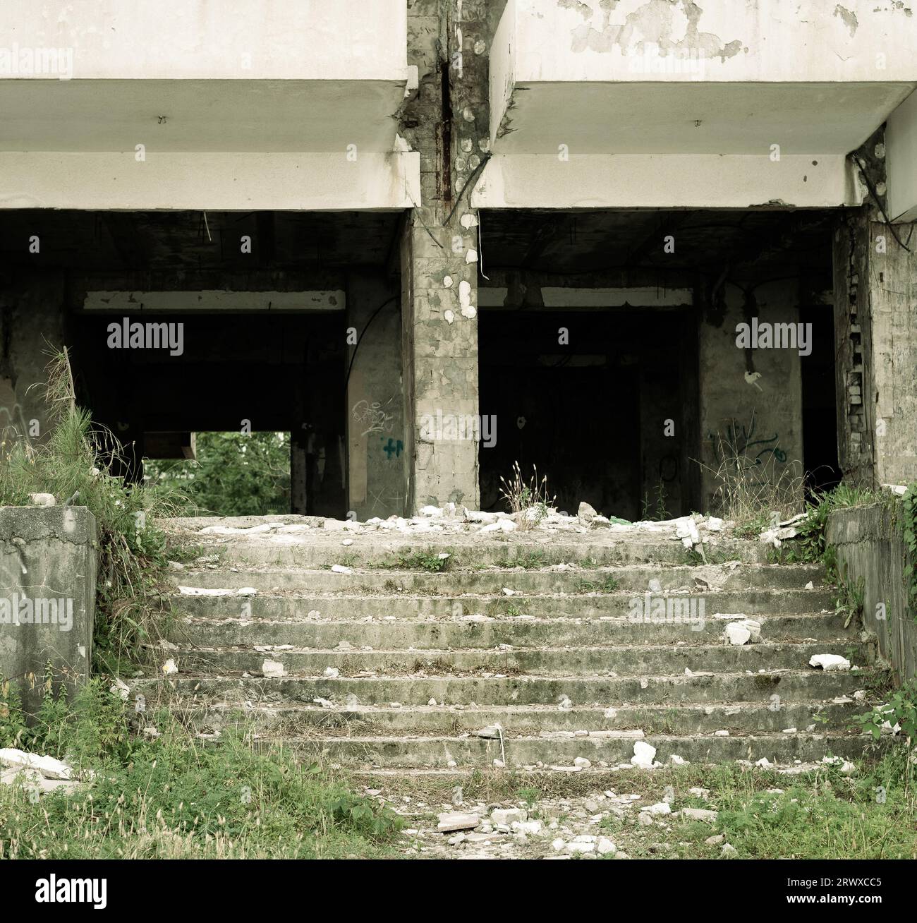 entrance to the ruined abandoned retro hotel Stock Photo - Alamy