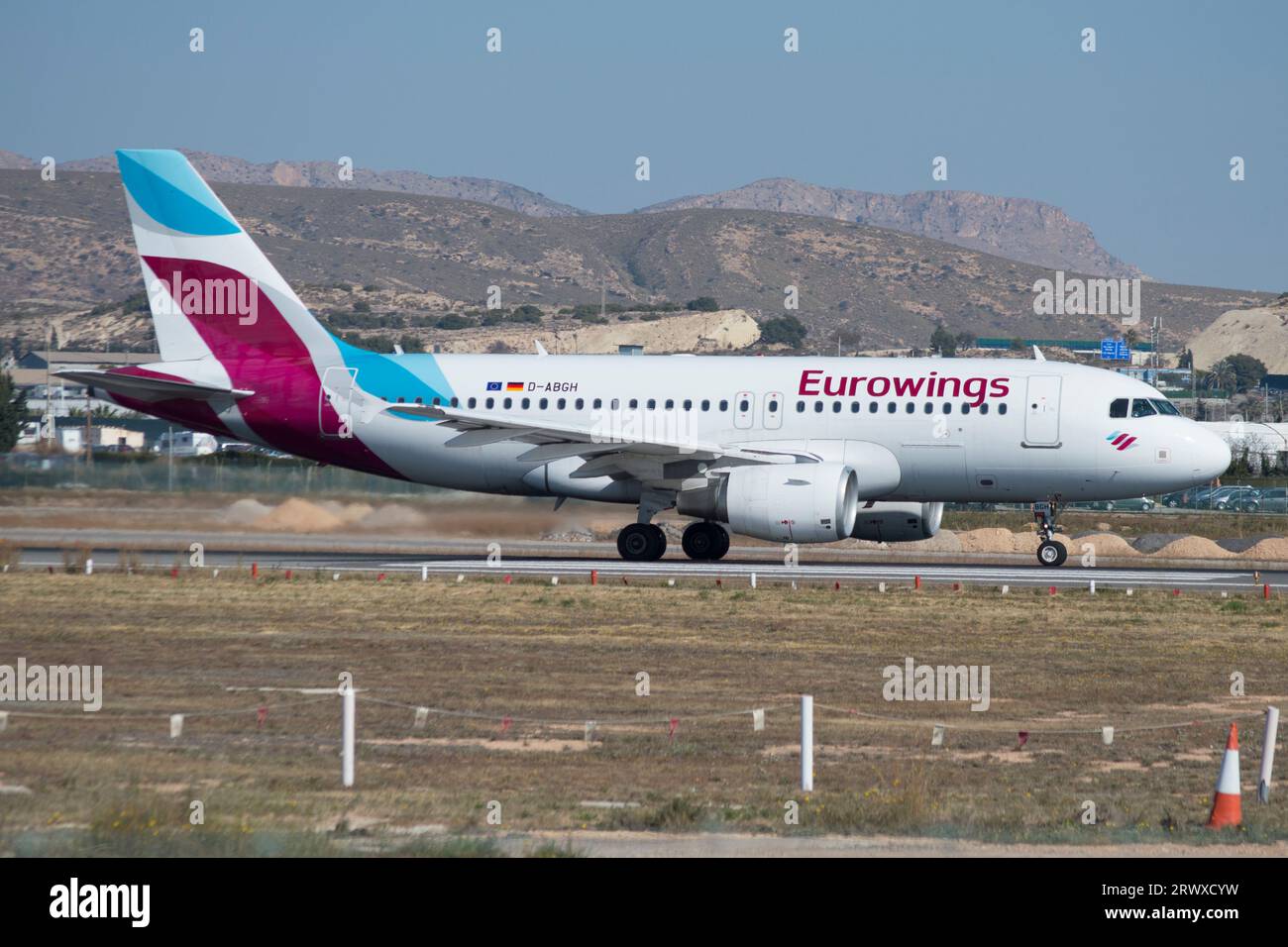 Aviones en el aeropuerto hi-res stock photography and images - Alamy