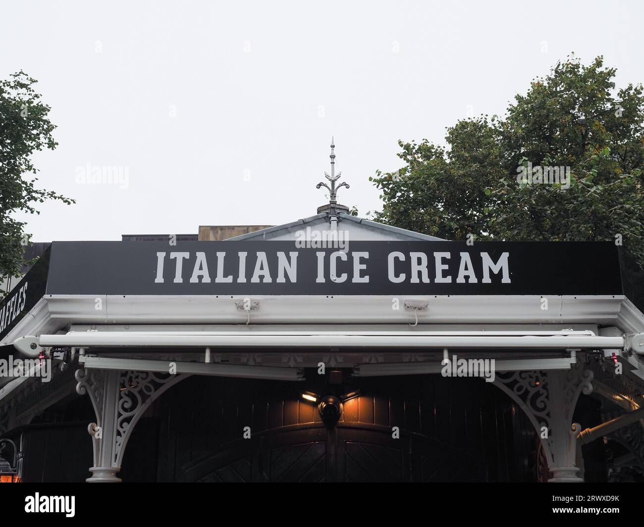 italian ice cream sign on a refreshment kiosk Stock Photo - Alamy