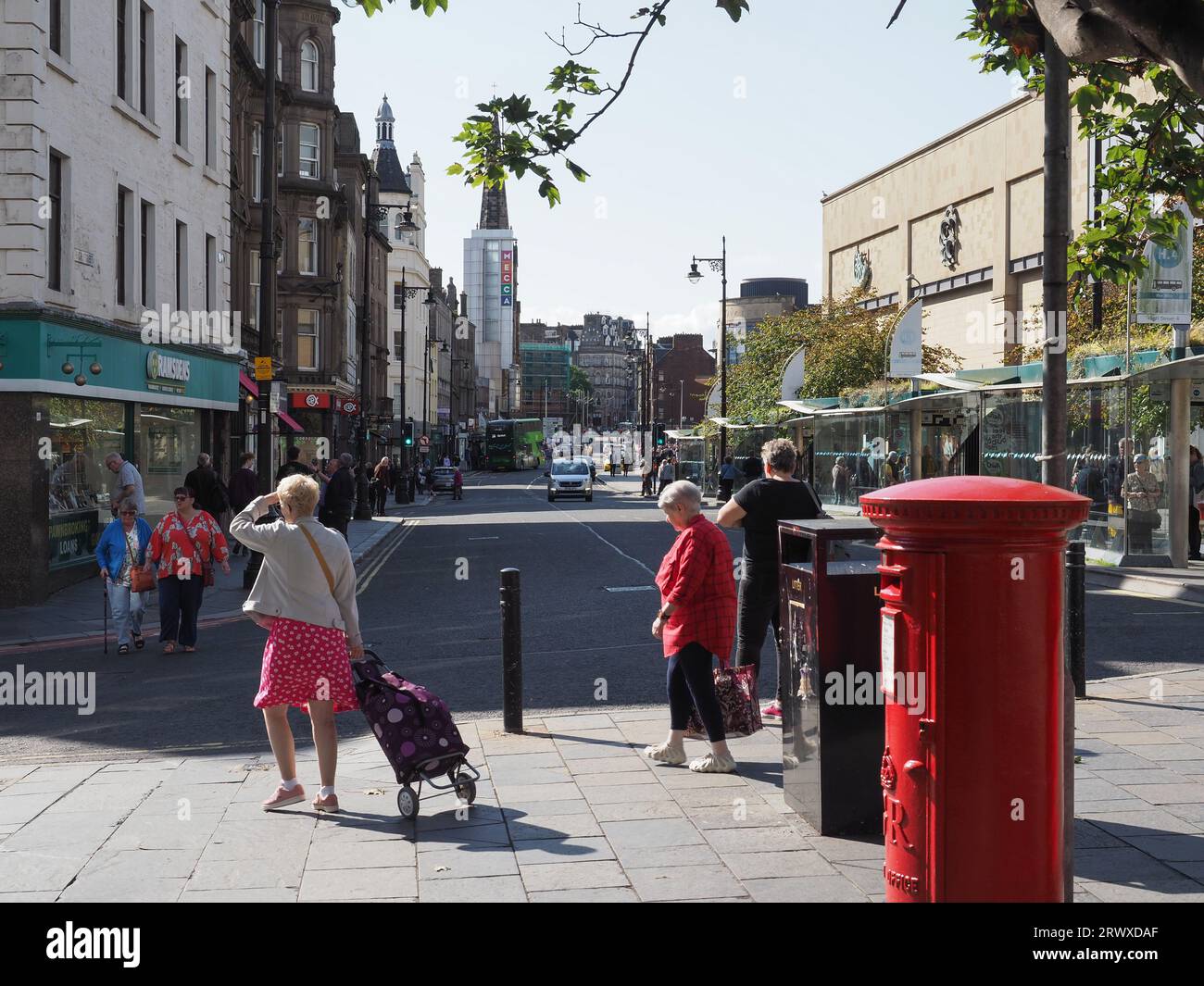 City dundee scotland high street hi-res stock photography and images ...