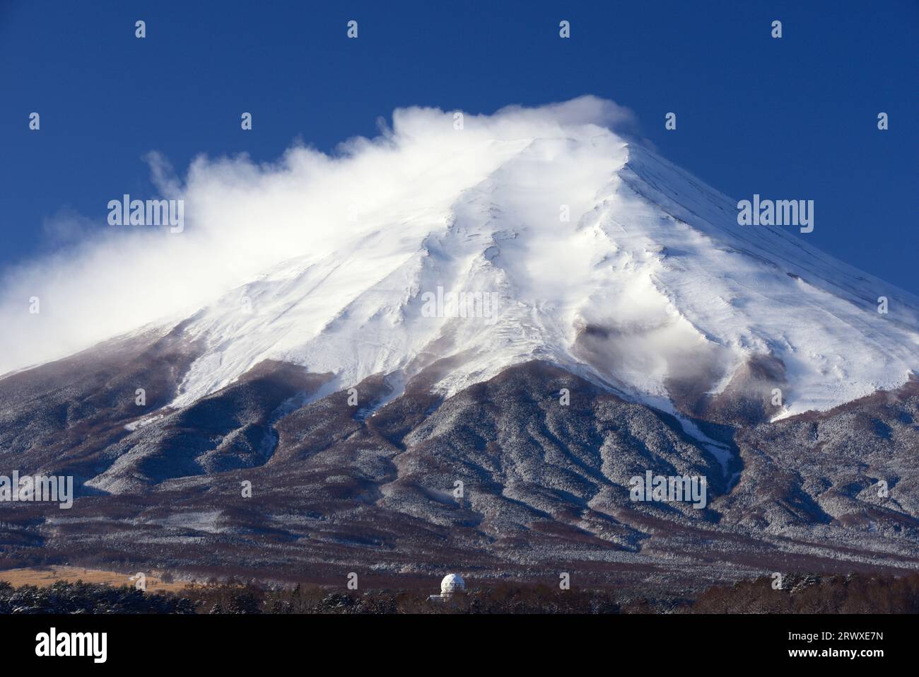 Snow plume hi-res stock photography and images - Alamy