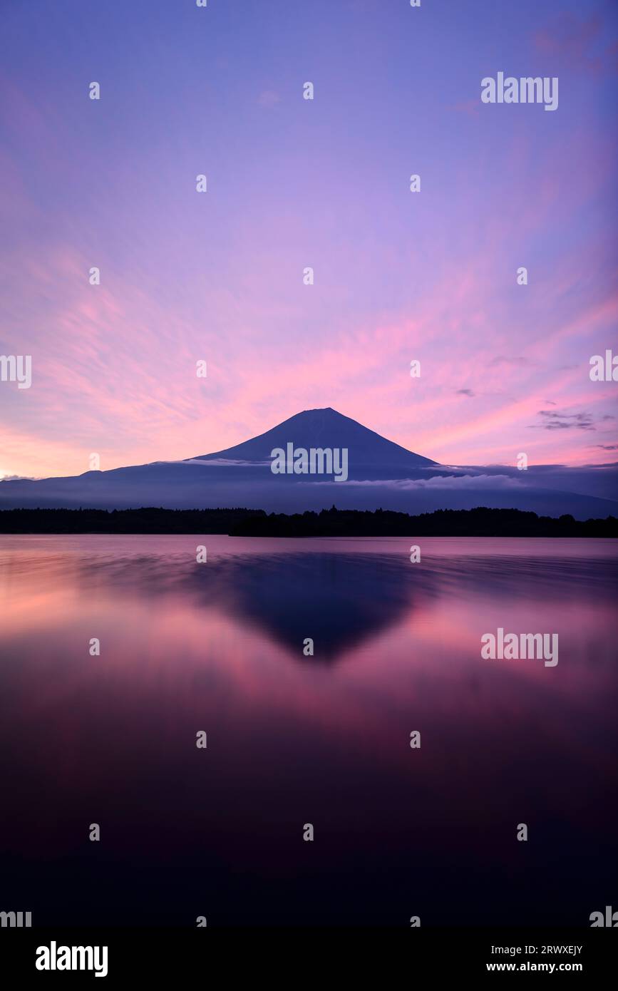 Morning sky and Mt. Fuji seen from Lake Tanuki Stock Photo - Alamy