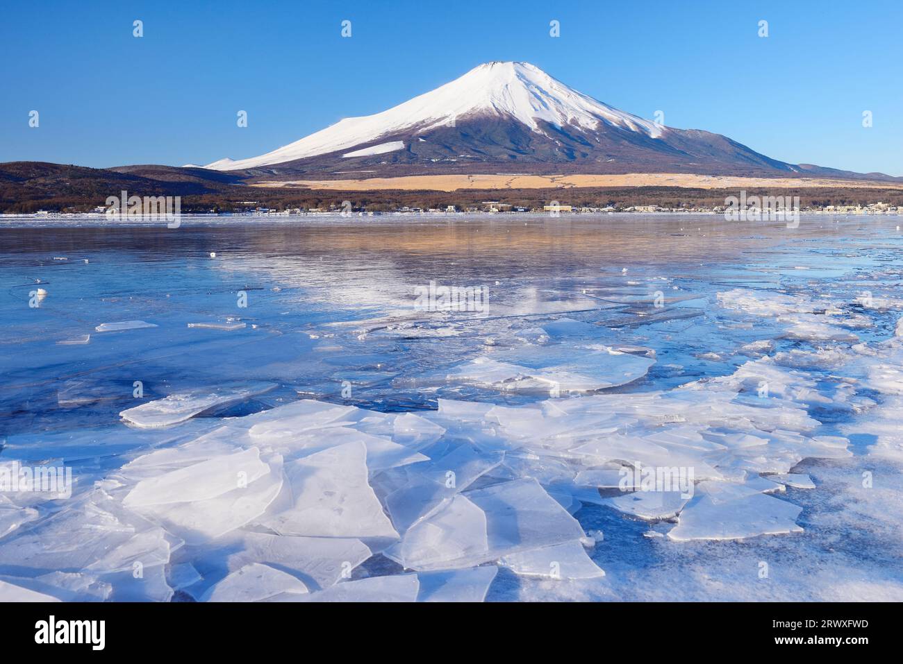 Yamanashi Lake Yamanakako and Mt. Fuji freezing Stock Photo - Alamy