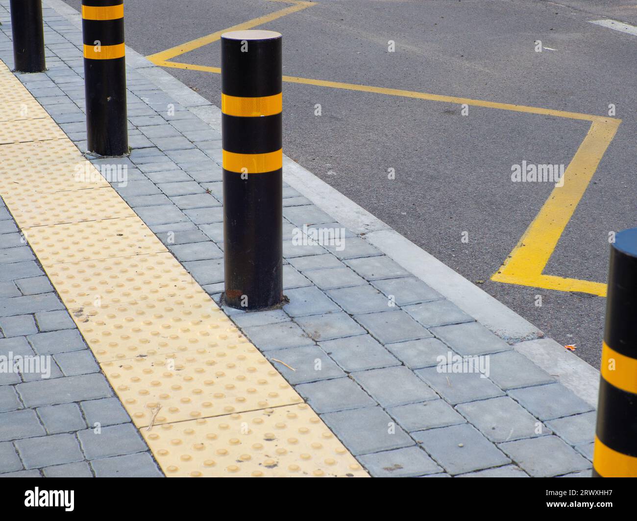 Road markings at bus stop hi-res stock photography and images - Alamy