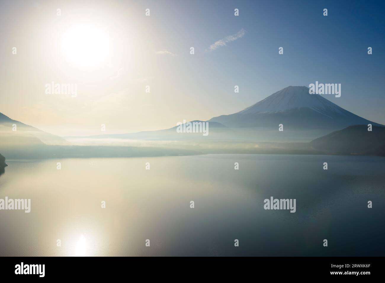 The sun and Mt. Fuji reflected in Motosu-ko, Yamanashi Stock Photo - Alamy