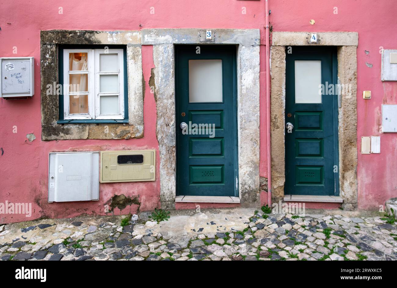 Lisbon doors hi-res stock photography and images - Alamy