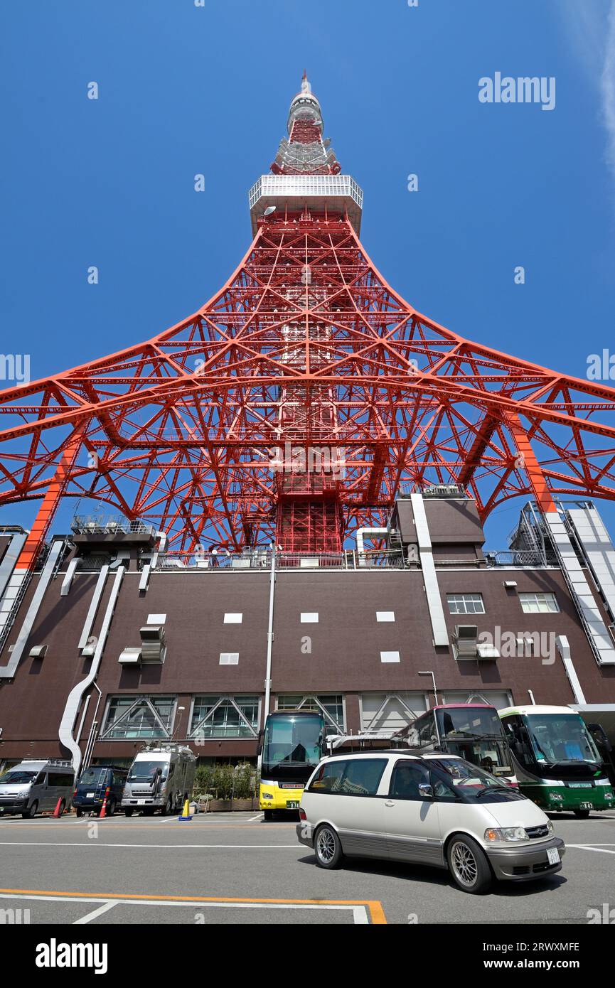 Looking up the iconic Tokyo Tower, Tokyo JP Stock Photo - Alamy